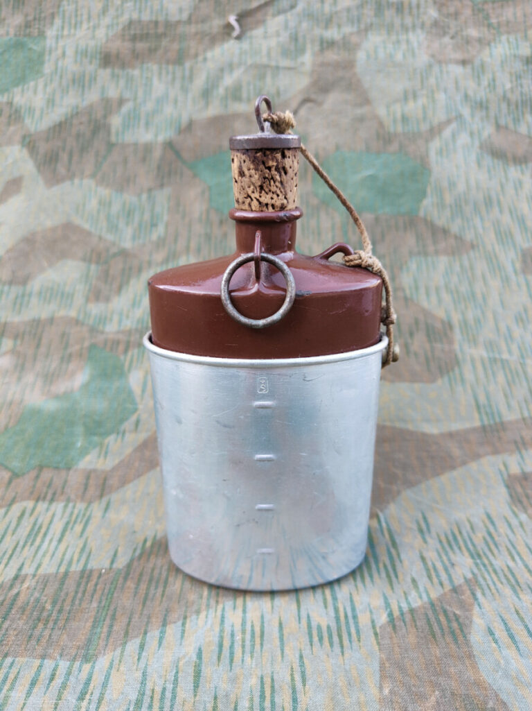 Feldflasche Ord. 1917 dunkelrot, Variante 1, Merker - SwissMilitaria.ch